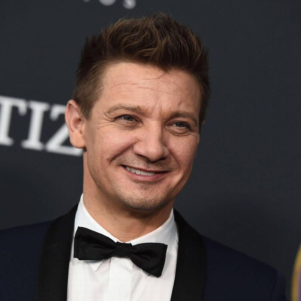 Jeremy Renner aparece públicamente tras accidente con bastón y una gran ...