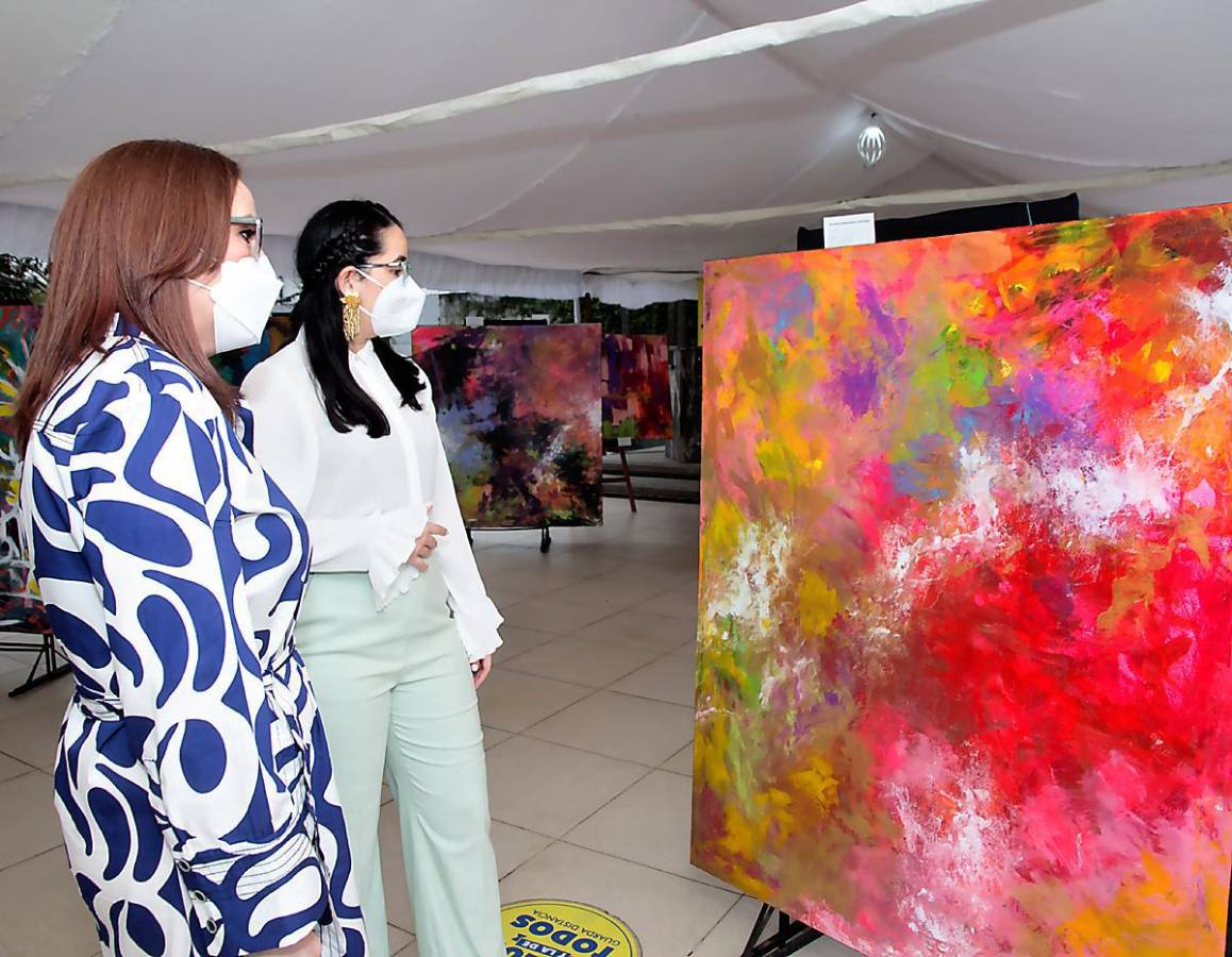 Nora Buchanan expone su arte en Banpais