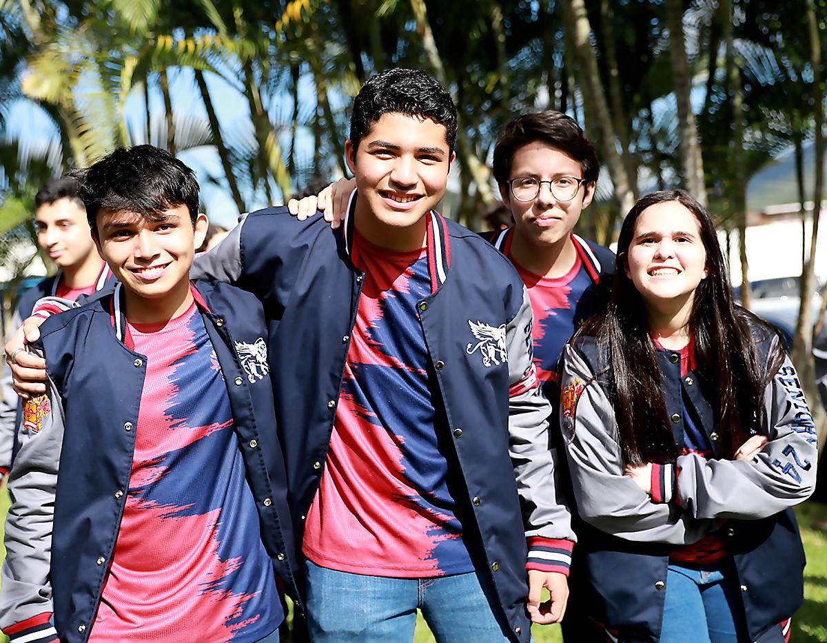 Entrance de los seniors 2024 de Macris School