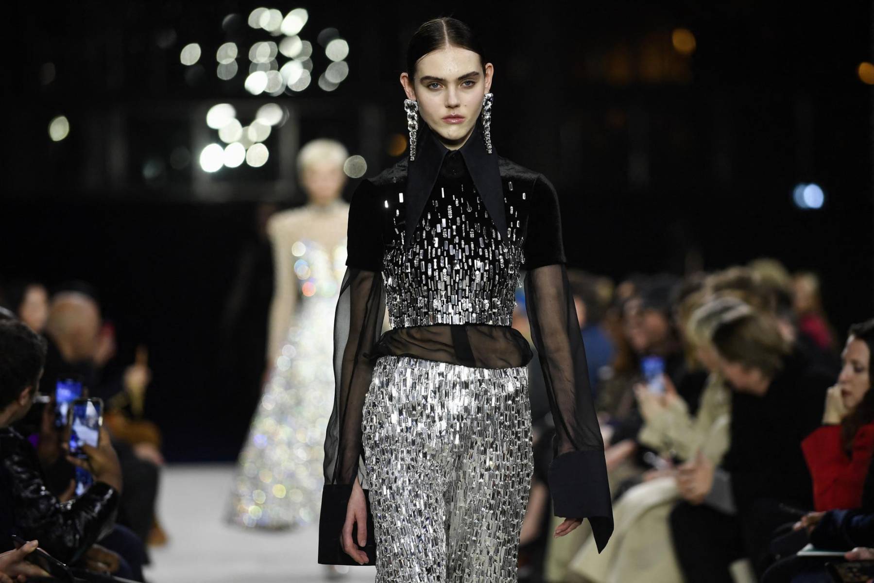 Balmain reinterpreta los años 50