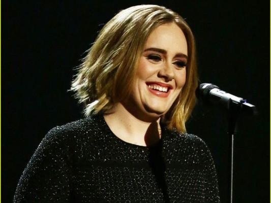 Adele reapareció con corte de pelo 'bob'