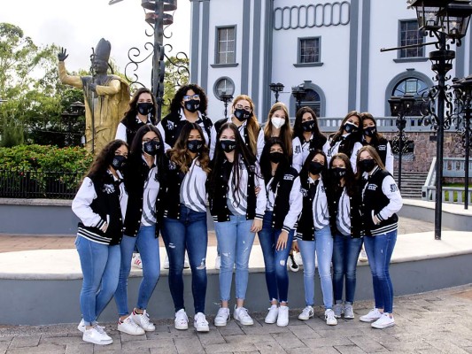 Seniors entrance de Macris School