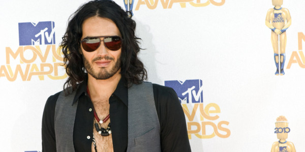Orden de arresto para Russell Brand