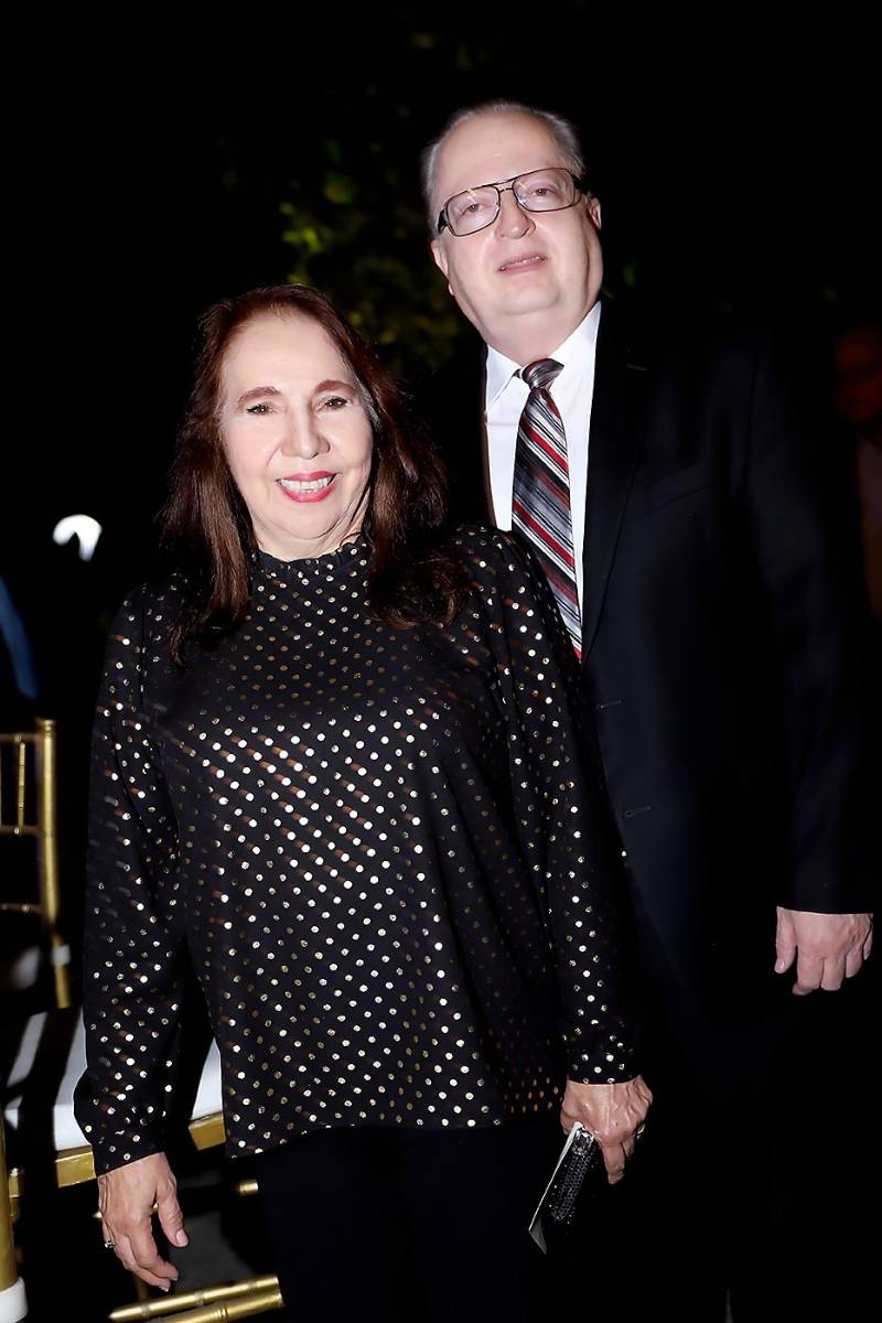 Sinfonía bajo las estrellas: Una velada mágica de música y elegancia